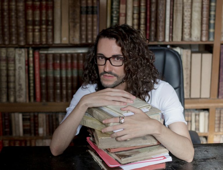 El escritor y actor Jesús Meneses publica su tercera novela | Miss ...